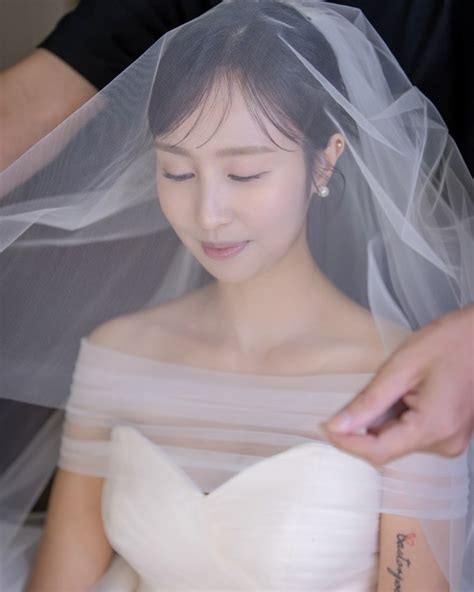 스몰웨딩하우스 제주정원 따뜻하고 예쁜 미소가 매력적인 우리 신부님 부드럽고 여성스러운 느낌의 미들번 헤어 스타일과 맑고 은은한 메이크업이 조화롭게 어우러져 우리