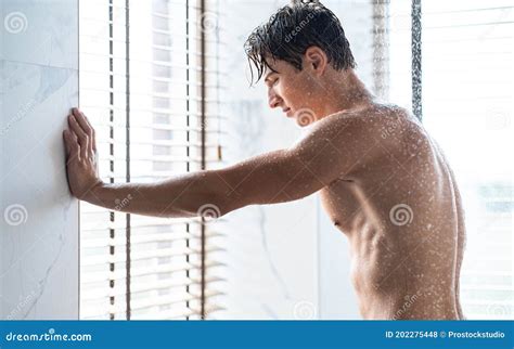 Bel Ragazzo Che Si Fa Una Doccia Calda In Bagno Fotografia Stock