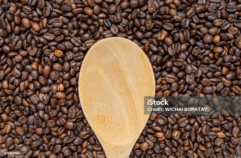 아라비카 커피 콩 배경 나무 숟가락으로 구운 콩의 최고 전망 복사 공간을 복사합니다 음식과 음료 개념 갈색에 대한 스톡 사진 및 기타 이미지 Istock