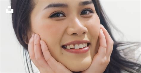 긴 검은 머리에 흰 셔츠를 입은 여자 사진 Unsplash의 무료 초상 이미지