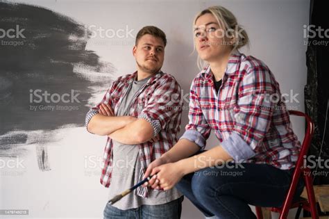 슬픈 잠겨 있는 어린 소녀는 사다리에 앉아 기분을 상하게 하는 남자 친구 결혼 생활의 갈등 집에서 수리하는 동안 화가 난 부부 헤어지기로 결정하는 문제 20 24세에 대한