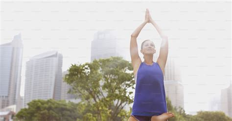 공원에서 요가 포즈를 취하는 여자 사진 Unsplash의 복사 공간 이미지