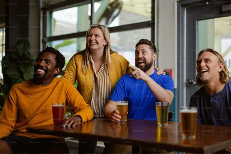 나무 탁자에 둘러앉아 있는 한 무리의 사람들 사진 Unsplash의 응원 이미지