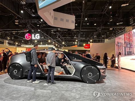 Lg 부스에서 알파블 체험 중인 구자은 Ls 회장 연합뉴스