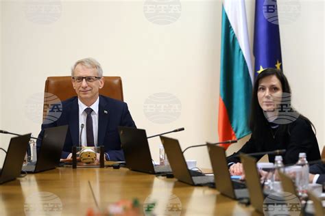 Мария Габриел обяви че оттегля кандидатурата си за премиер Николай Денков призова ГЕРБ СДС да