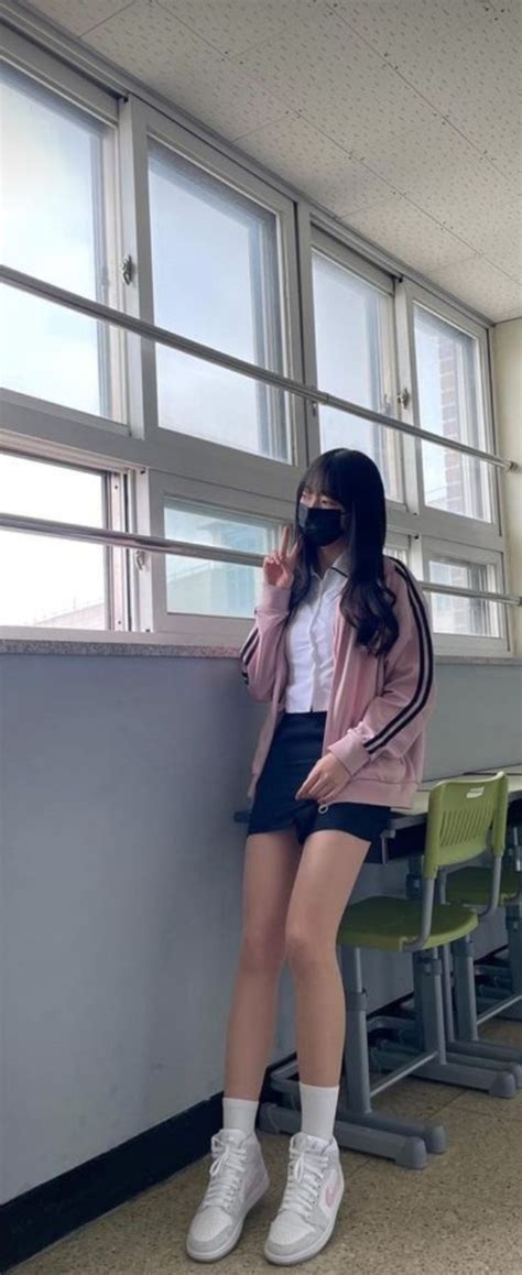 학교에 있는 현성 이님의 핀 교복 패션 여자 교복 몸매좋은 여자