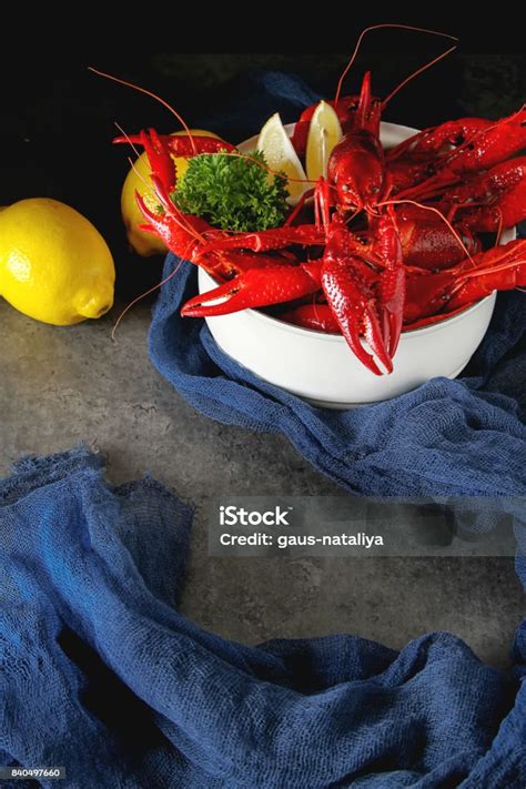 레몬과 파 슬 리와 함께 맛 있는 삶은 왕새우 클로즈업입니다 어두운 배경입니다 해산물 저녁 식사입니다 갈고리 발톱에 대한 스톡 사진 및 기타 이미지 Istock