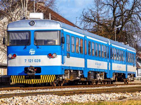 Der Triebwagen 7121 028 erschien nach der Hauptausbesserung im Dezember ...