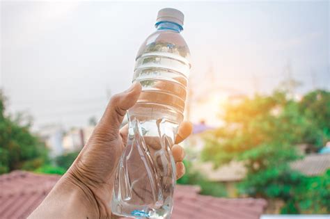남자 병 물 흐린 배경에 플라스틱에 들고 벽지를 사용 하 여 패키지 또는 이미지 및 복사 공간을 새로 고침 제품 감기와 독감에 대한 스톡 사진 및 기타 이미지 Istock