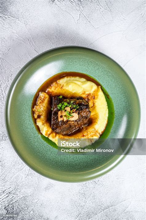 으깬 감자의 반찬을 곁들인 쇠고기 등심 필레 스테이크 회색 배경입니다 맨 위 보기 복사 공간 0명에 대한 스톡 사진 및 기타 이미지 Istock