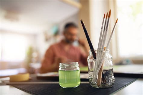 그의 홈 아트 스튜디오에서 캔버스에 그림을 그리는 인식 할 수없는 남성 예술가 35 39세에 대한 스톡 사진 및 기타 이미지 35 39세 Diy 가정 생활 Istock