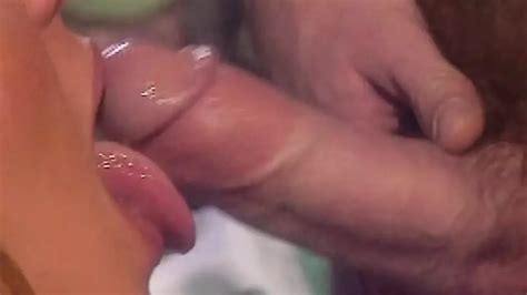 妈妈和女儿用同一个成人玩具自慰然后一起玩女同性爱直到高潮 xHamster