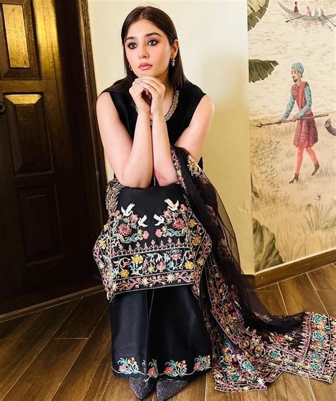 Dur E Fishan Embraces Timeless Elegance In Traditional Black Attire Lens