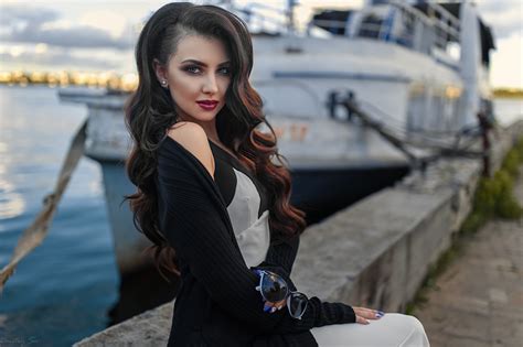 배경 화면 여자들 초상화 빨간 립스틱 피사계 심도 구불 거리는 머리카락 배 야외 여성 색안경 파란 눈 긴 머리 2048x1365 Motta123