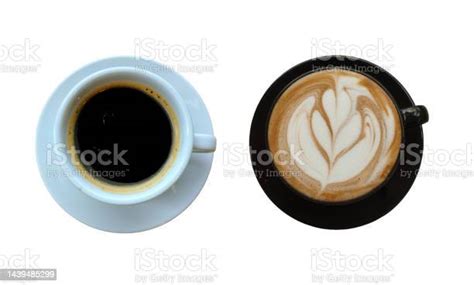 커피 원두를 볶고 분쇄 또는 분쇄 분말을 부은 후 마실 커피 흰색 배경에 격리된 흰색과 검은색 커피 컵 상위 뷰 근접 촬영 0명에 대한 스톡 사진 및 기타 이미지 Istock