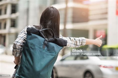 도시와 히치하이크를 여행하는 젊은 아름다운 아시아 여성 배낭 여행자를 뒷모습 가방에 대한 스톡 사진 및 기타 이미지 가방 거리 관광 Istock