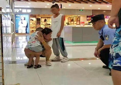 Con Trai L Y Tr M Ch I B M Ng L V H C Ph N Ng Sau C A Ng I M Khi N Nh N Vi N