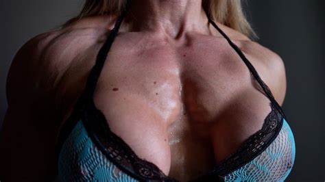 Biceps And Pecs Flexing Video Reni Gendur Clips4sale