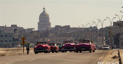 쿠바 올드카 랠리 경주 펼치는 올드카들