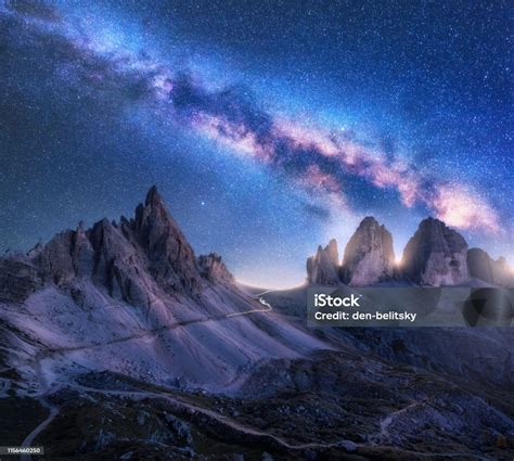 여름에 별이 빛나는 밤에 산 위에 밝은 은하수 고산 산 은하수와 별 높은 바위와 푸른 하늘과 놀라운 풍경 이탈리아 돌로미티의 트레 시메 공간 아름다운 자연 별에 대한 스톡
