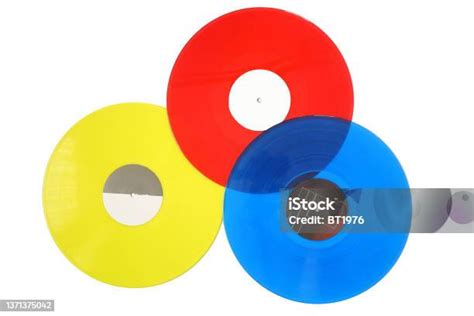 흰색 배경에 화려한 비닐 레코드 복고풍 스타일 맨 위 보기입니다 평평한 평지 복사 공간 노랑에 대한 스톡 사진 및 기타 이미지 Istock