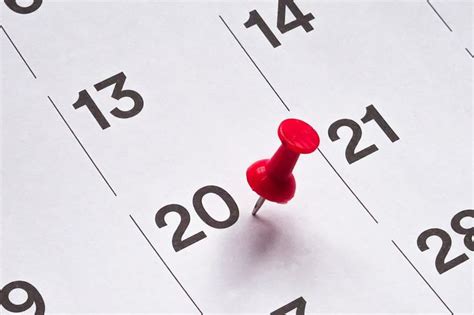A Red Pin Marking A Special Event Day In The Calendar Marcar Fecha