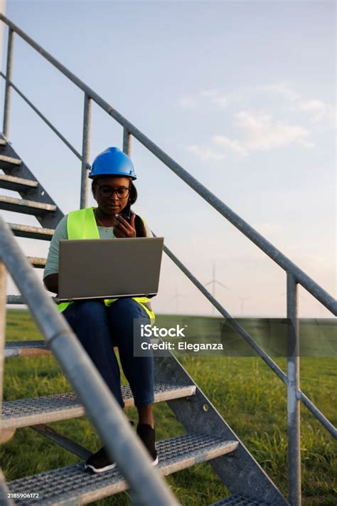유니폼을 입은 여성 엔지니어 헬멧은 전기 에너지를 생성하기 위해 풍력 터빈 농장 회전에서 문서 검사 작업을 수행합니다 녹색 생태 전력 에너지 발전 풍력 지속 가능한 에너지