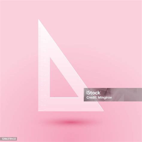 분홍색 배경에 격리된 삼각형 눈금자 아이콘을 잘라낸 용지 스트레이트 엣지 기호입니다 기하학적 기호 종이 아트 스타일 벡터 3차원 형태에 대한 스톡 벡터 아트 및 기타 이미지
