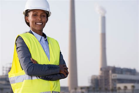 영 교차 팔 석탄해 고 발전소에 서 반사 의류와 모자를 입고 여성 엔지니어 석탄에 대한 스톡 사진 및 기타 이미지 석탄 안전모 여자 Istock