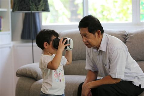 집에서 거실에 가상 현실 시뮬레이터를 착용하는 할아버지와 소년 2 3 살에 대한 스톡 사진 및 기타 이미지 2 3 살 2명 60 64세 Istock