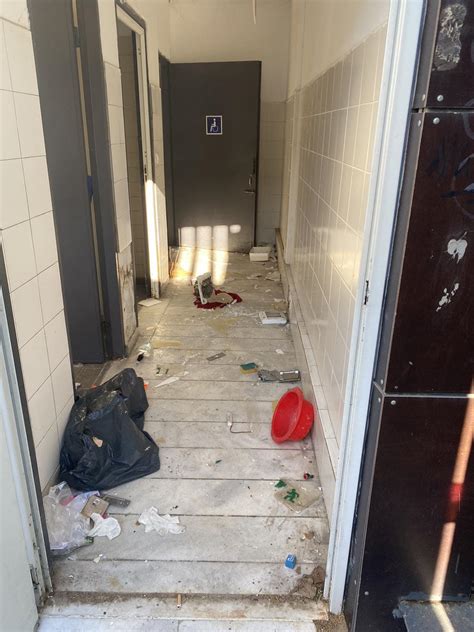 ΕΙΚΟΝΕΣ Οι βανδαλισμένες δημόσιες τουαλέτες στη Νέα Παραλία Θεσσαλονίκης Parallaxi Magazine