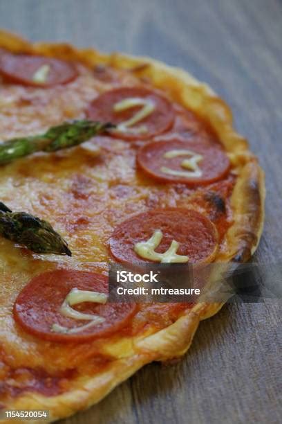 페 퍼 니 조각 모 짜 렐 라 치즈와 아스파라거스에 숫자를 가진 수 제 피자 시계의 이미지 시간을 말하는 시계 바늘 1710 10 과거 5 아이의 피자 시계 파이 어린이