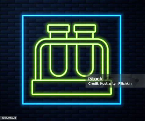 벽돌 벽 배경에 고립 된 빛나는 네온 라인 테스트 튜브 및 플라스크 화학 실험실 테스트 아이콘 실험실 유리 제품 기호 벡터 건강 검진에 대한 스톡 벡터 아트 및 기타 이미지