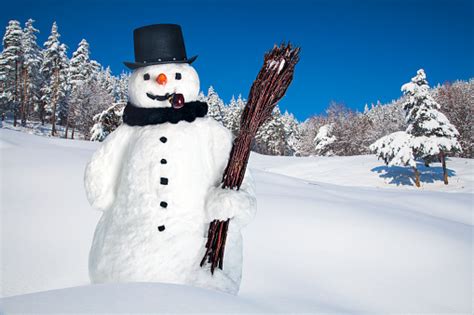 숲속의 스토브파이프 모자 파이프 빗자루를 갖춘 눈사람 12월에 대한 스톡 사진 및 기타 이미지 12월 3차원 형태 겨울 Istock