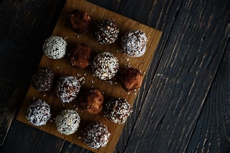 Конфеты из фиников, кокосовой стружки и овсяных хлопьев