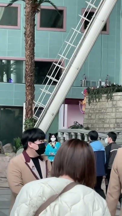 테마파크 멀리서 손흔드는 로티와 로리 마스커레이드 Youtube