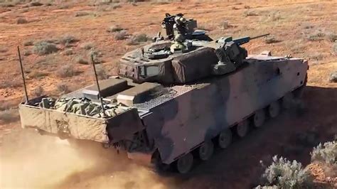 호주 초원을 질주하는 한화 레드백 Vs 라인메탈 링스 장갑차 호주 현지에서 공개된 링스 전투지원차량 등 5세대 장갑차 도입 수주 경쟁을 벌이고 있는 레드백과 링스 영상