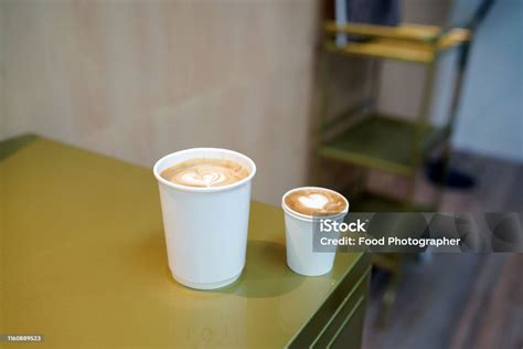 핫 피콜로 라떼와 플랫 화이트 테이블과 카피 공간에 우유와 아름다운 하트 패턴 라떼 아트와 커피테이크 아웃 컵 열 개념에 대한 스톡 사진 및 기타 이미지 Istock
