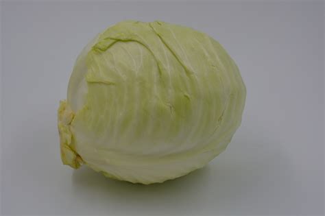 밝은 육즙이 많은 신선한 양배추 양배추의 컷 머리 여름 우크라이나어 양배추 머리의 절반은 흰색 배경에 위치하고 있습니다 신선한 건강 야채 우크나인의 건강한 여름 제품 0명에