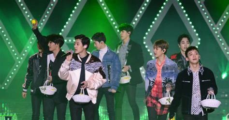 포토 엑소 아낌없는 선물 세례