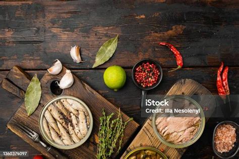 금속 캔에 다양한 통조림 생선과 해산물 오래된 어두운 나무 테이블 배경에 상단 보기 평면 누워 텍스트 복사 공간 참치 해산물에