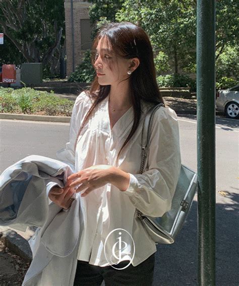 제이엘프 Another Leeds 드엘라 브이넥 블라우스