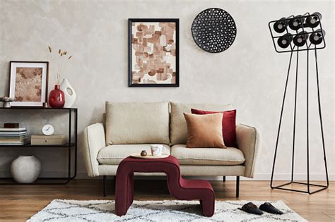 베이지 색 소파 블랙 콘솔 커피 테이블 모의 포스터 프레임 및 창조적 인 디자인 개인 액세서리와 우아한 거실 인테리어 구성 공간을 복사합니다 템플릿입니다 R 바닥재에 대한