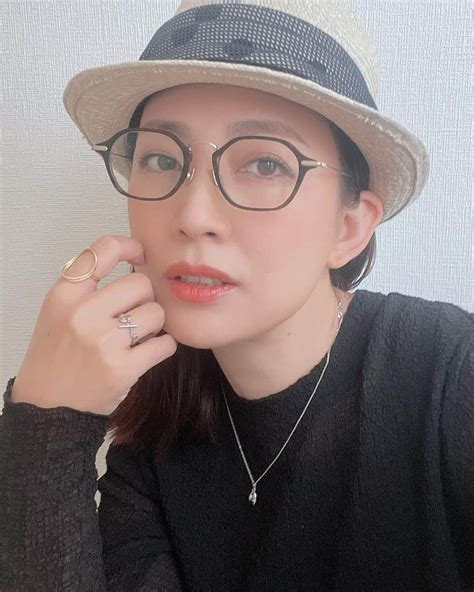 田中美里さんのインスタグラム写真 田中美里instagram 「オーダーしていた【h 】のアクセサリーが届いた。 ころんとしたフォルムが可愛いネックレス。 揺れるリングもお気に入り