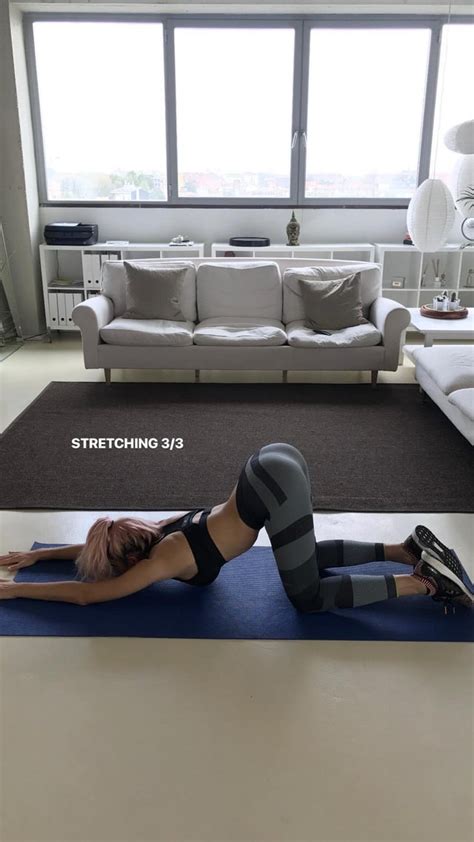 Stretching : r/girlsinyogapants