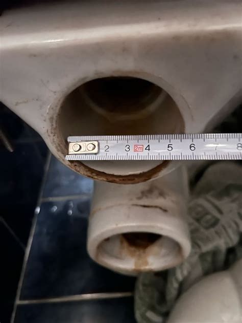 Aansluiting Stortbak Toilet Lekt Hoe Het Het Onderdeel Dat Ik Moet Vervangen R Klussers