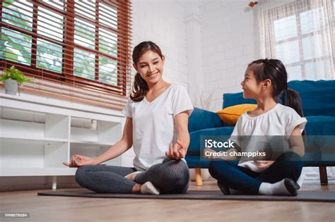 집에서 함께 즐겁게 운동하는 엄마와 딸 유연성을 위해 근력을 키우고 스포츠 운동 훈련 가족 개념입니다 25 29세에 대한 스톡 사진 및 기타 이미지 Istock