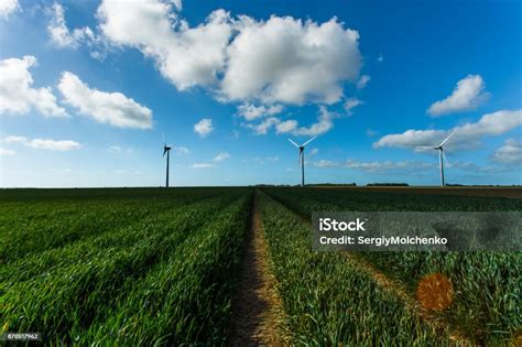 노르망디 프랑스에 있는 농업 분야에서 전력 생산을 위한 풍차 신 재생 에너지 소스 산업 농업 개념입니다 환경 친화적인 전기 생산입니다 격 조 개발에 대한 스톡 사진 및 기타