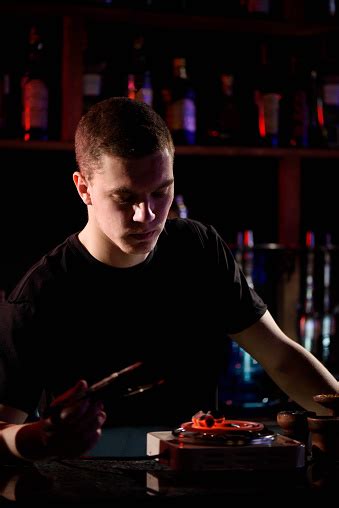 붉은 뜨거운 석탄을 가진 시샤 물 담 뱃 대 휴식과 시샤 연기 코코넛 숯과 현대 Hookah 석탄에서 물 담 뱃 대와 불꽃 검은색에 대한 스톡 사진 및 기타 이미지 Istock