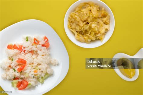 흰색 접시 꼭대기 보기에 야채와 쌀 색깔 배경에 야채 샐러드와 소스와 흰 쌀 토마토 오이 양파와 쌀 건강한 생활방식에 대한 스톡